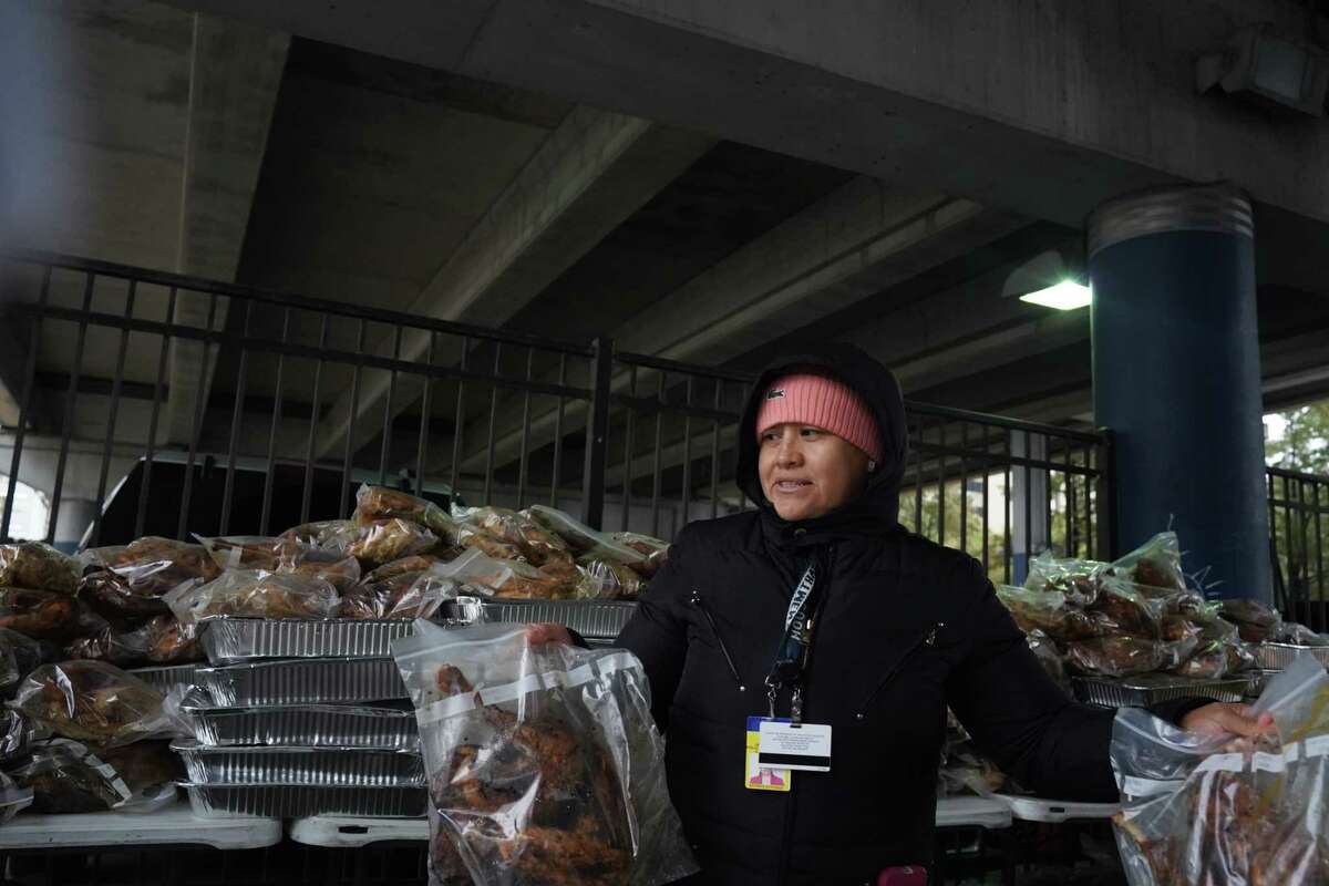 Families in need receive free Thanksgiving meals in Houston