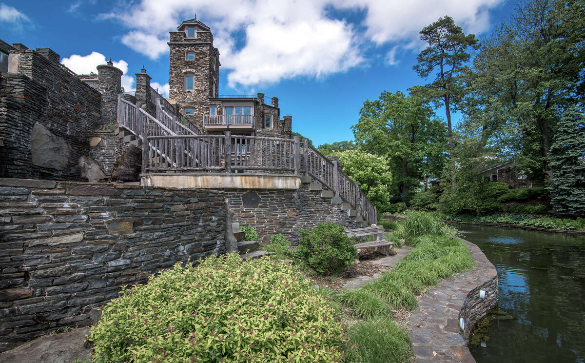 Derek Jeter’s Hudson Valley lakefront castle up for auction