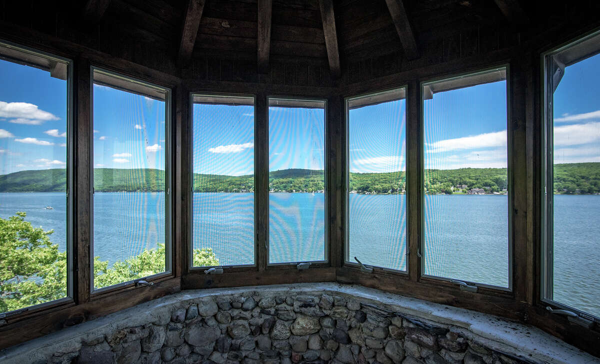 Derek Jeter’s Hudson Valley lakefront castle up for auction