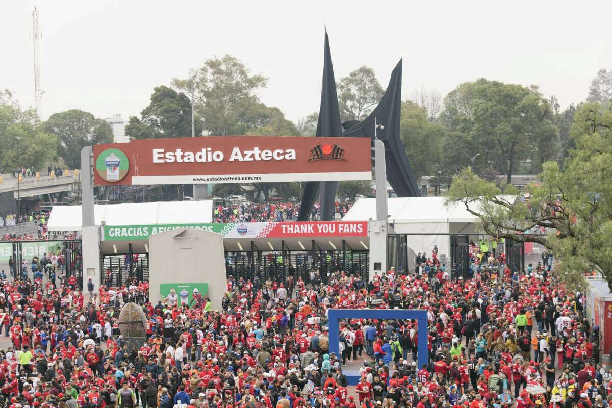 Basking in Mexican fans’ adoration, 49ers have a blast and break through