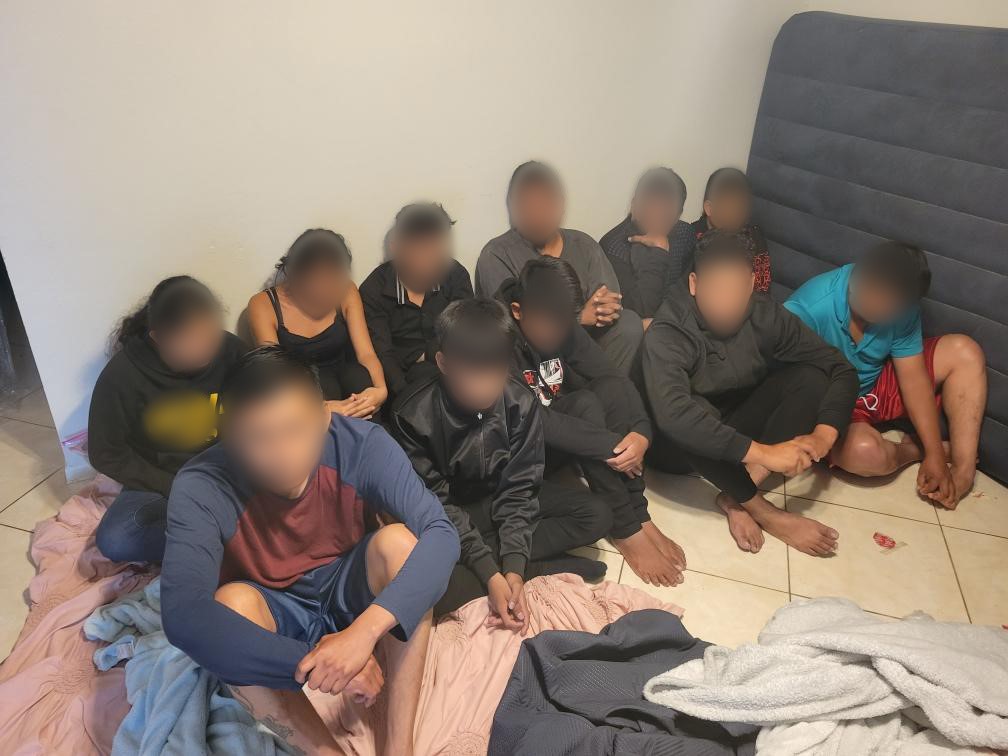 Stash house with 13 migrants busted