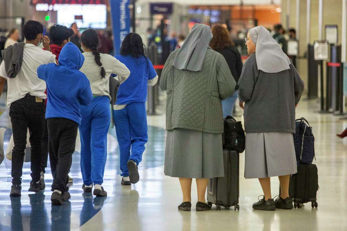 ‘We’re blessed’: Thousands take flight Wednesday for Thanksgiving holiday