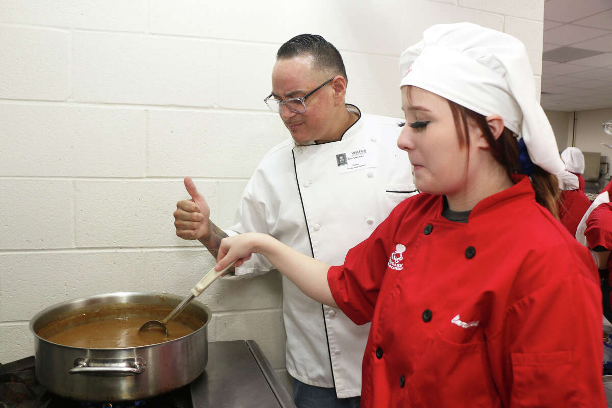'Hell’s Kitchen' chef serves up life lessons for Crosby students