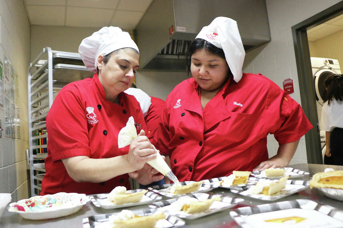 'Hell’s Kitchen' chef serves up life lessons for Crosby students
