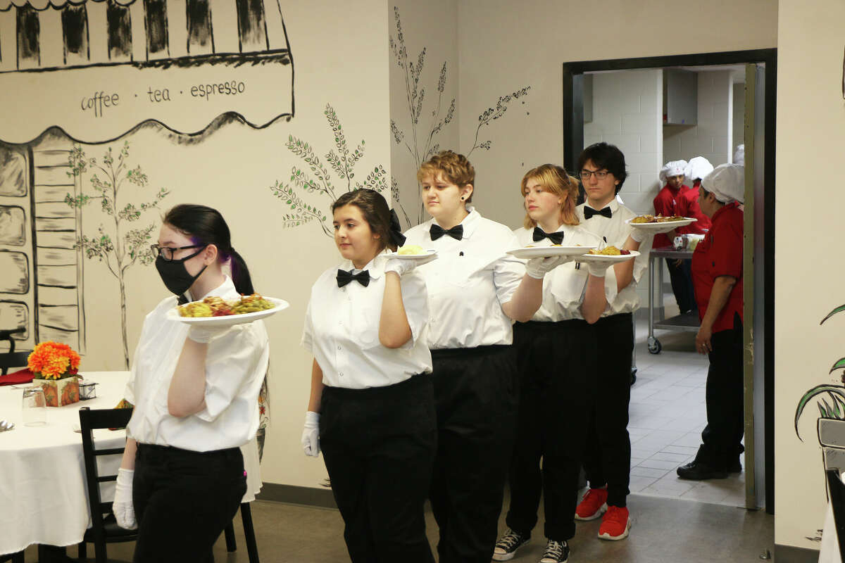 'Hell’s Kitchen' chef serves up life lessons for Crosby students