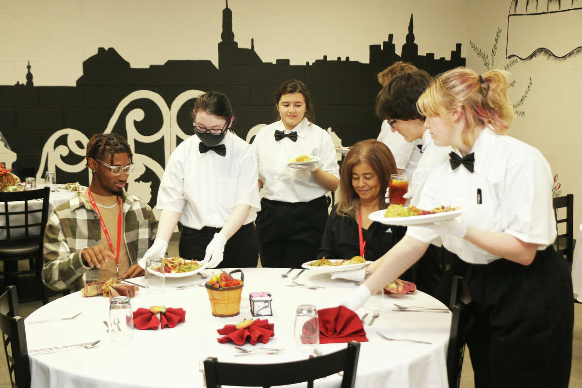 'Hell’s Kitchen' chef serves up life lessons for Crosby students