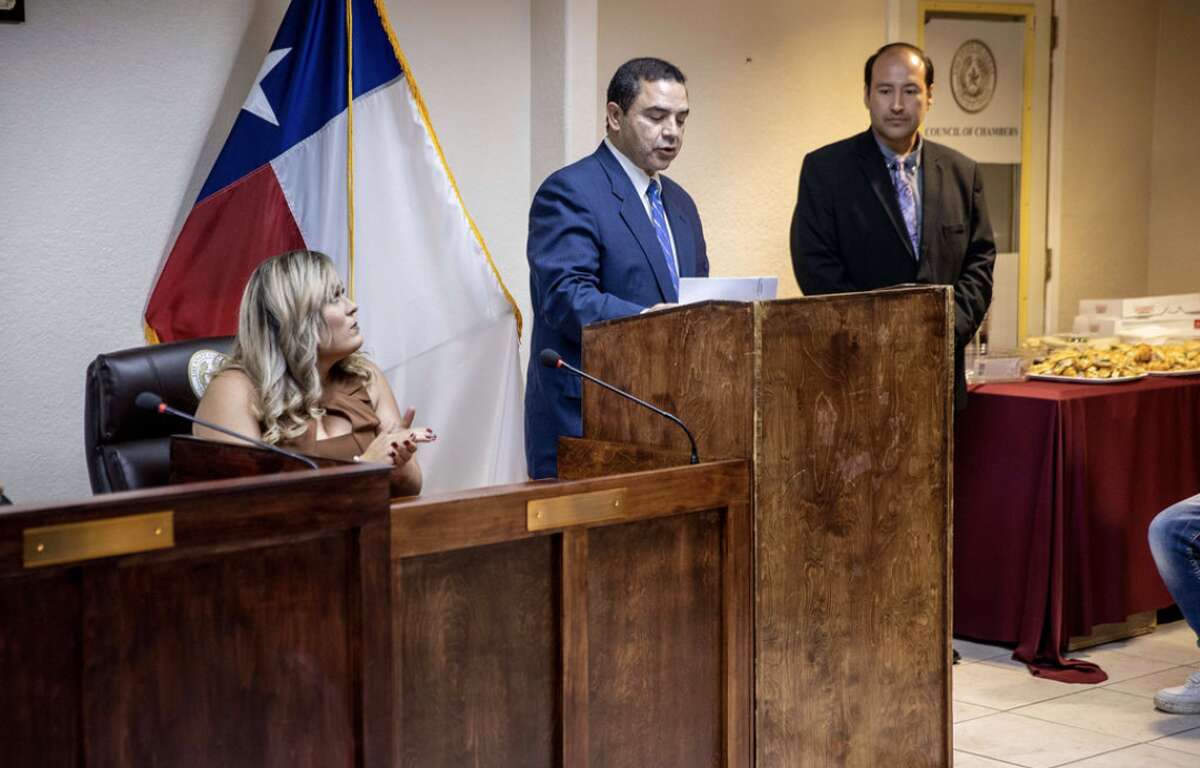 El Cenizo officials sworn in as they plan internal audit