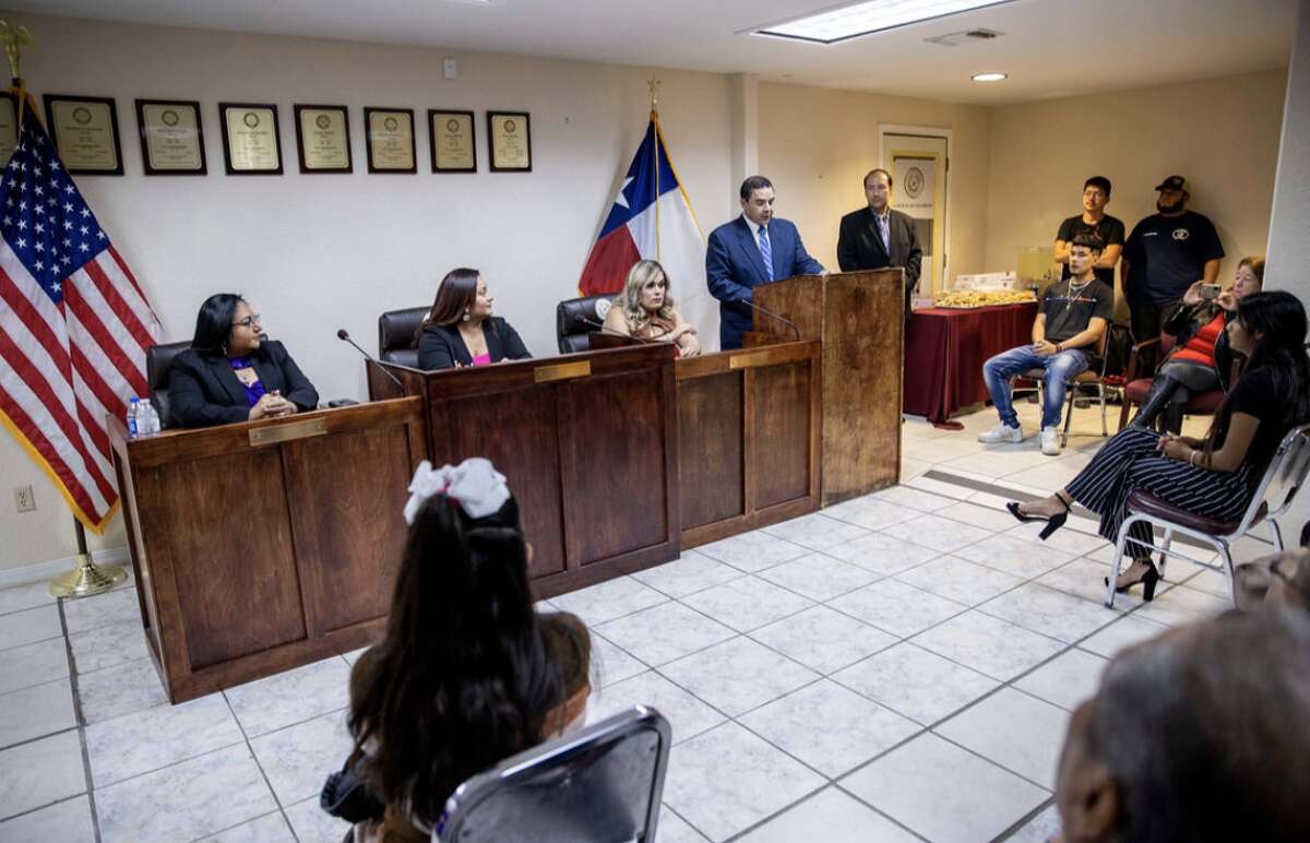 El Cenizo officials sworn in as they plan internal audit