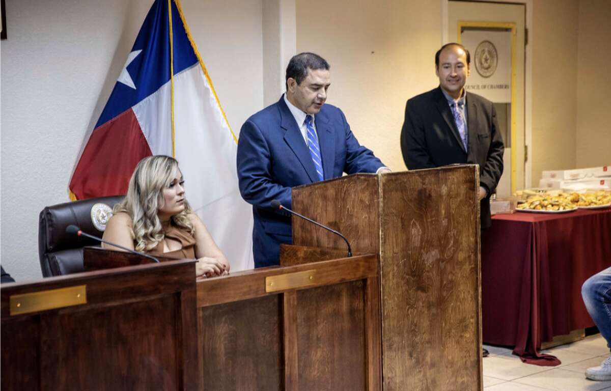 El Cenizo officials sworn in as they plan internal audit
