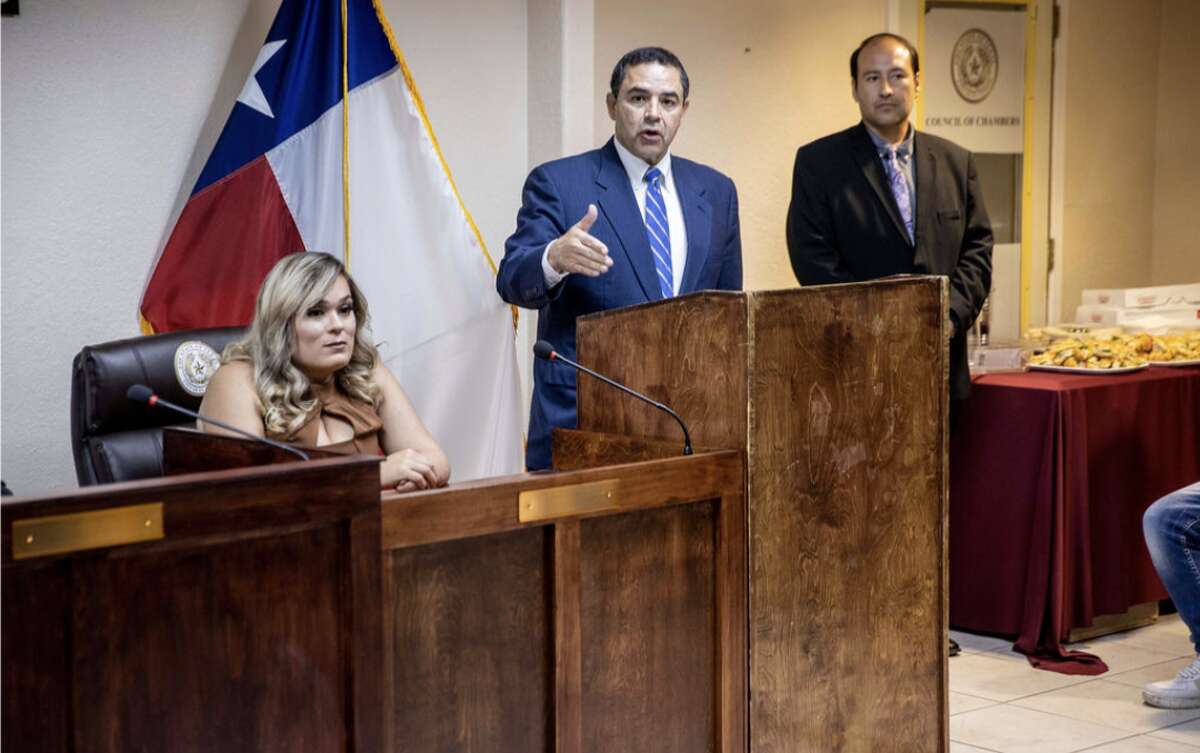 El Cenizo officials sworn in as they plan internal audit