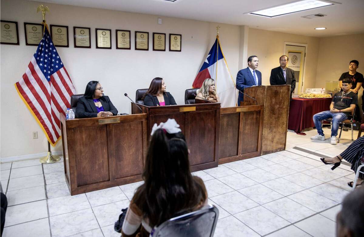 El Cenizo officials sworn in as they plan internal audit
