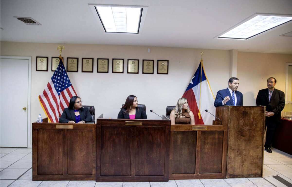 El Cenizo officials sworn in as they plan internal audit
