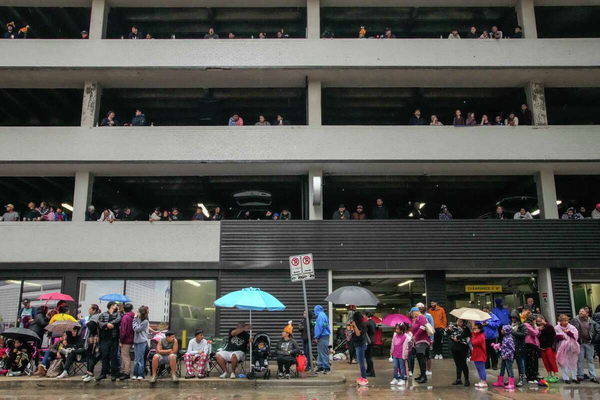 Rain cannot dampen Houston spirits for Thanksgiving parade