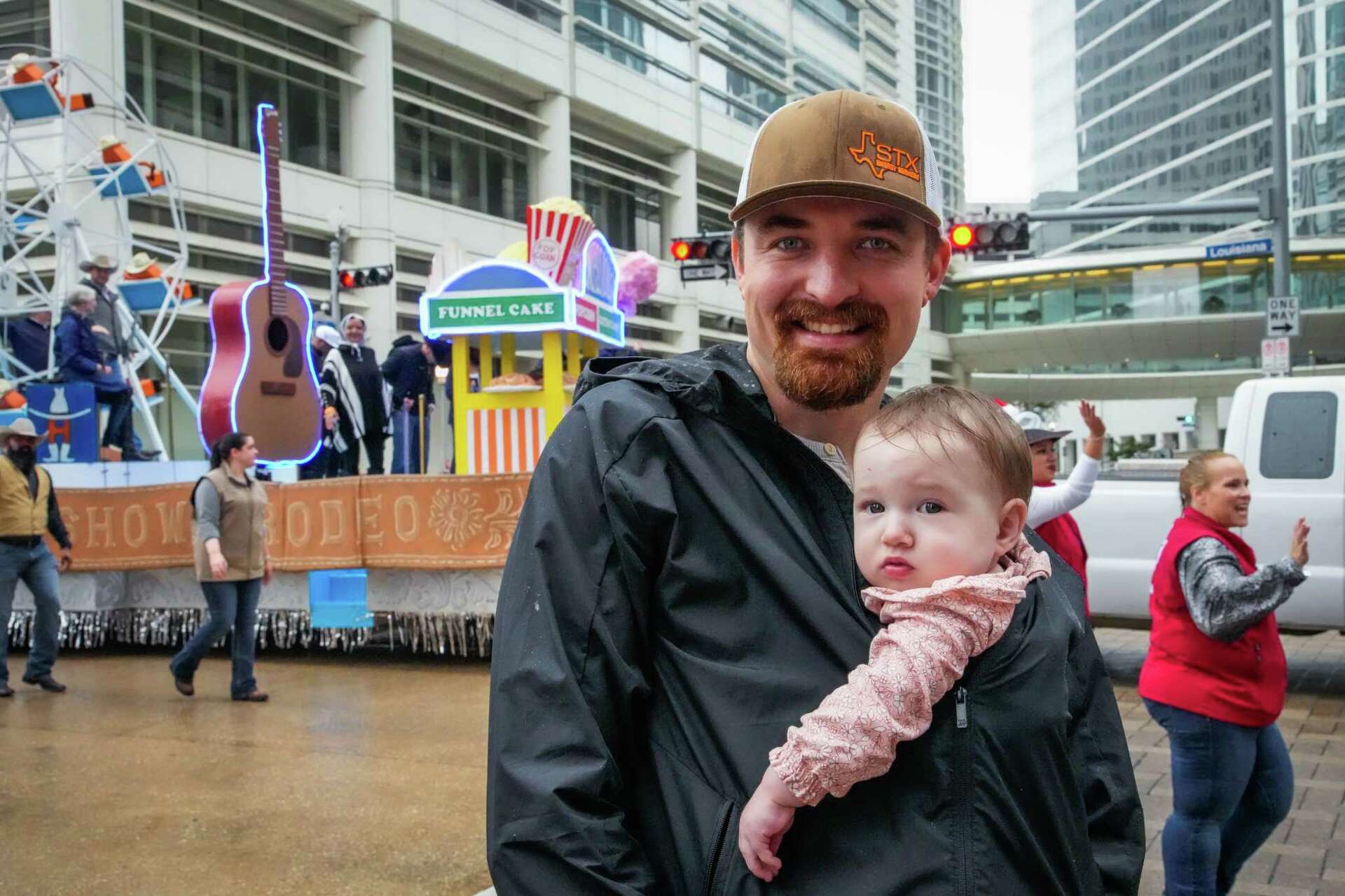 Rain cannot dampen Houston spirits for Thanksgiving parade