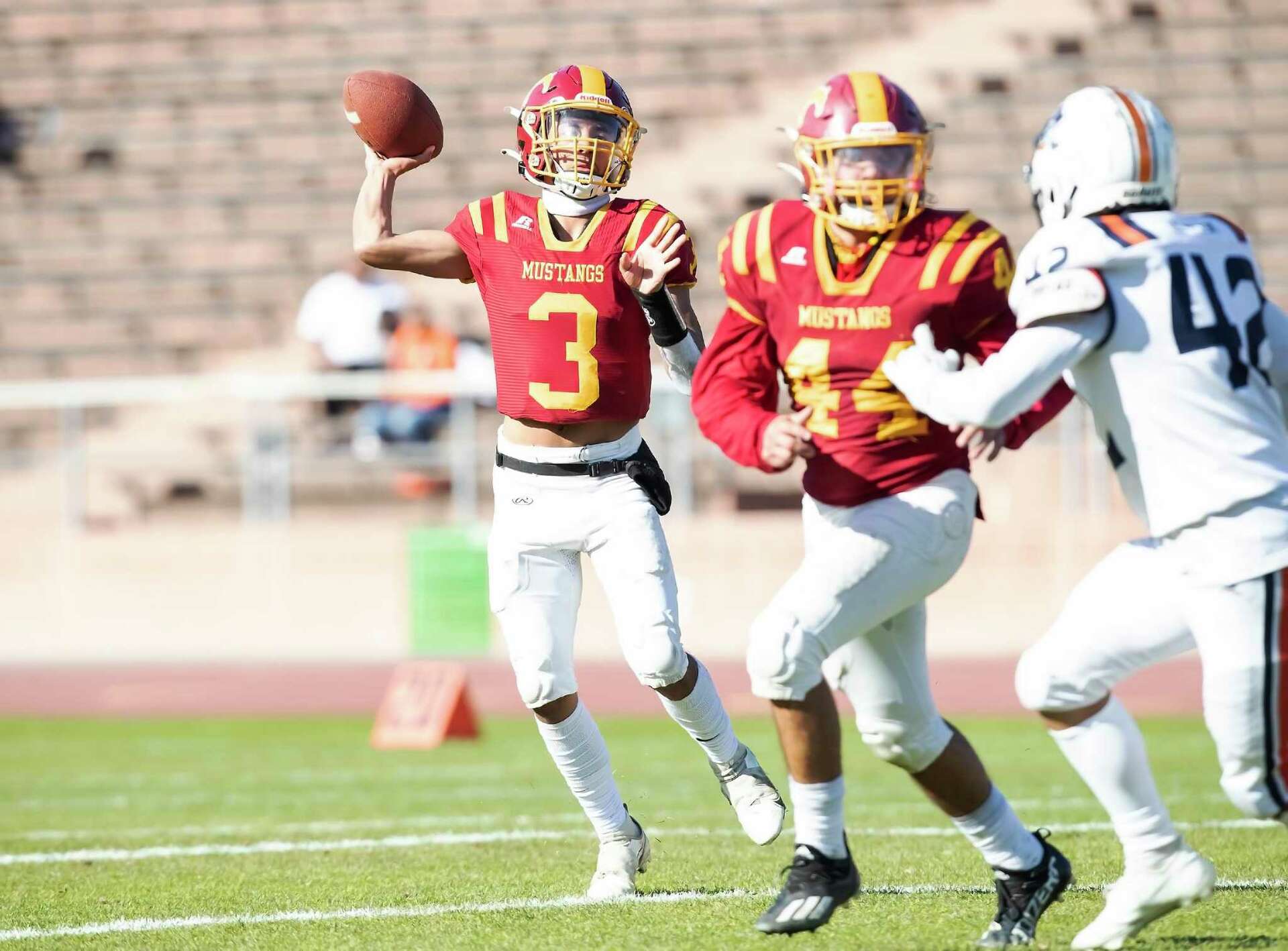 Lincoln tops Balboa in Turkey Day Game, wins section title