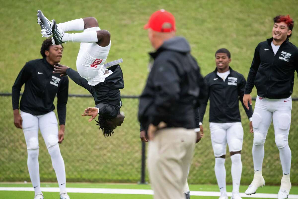 North Shore Mustangs advance to 8th straight regional finals
