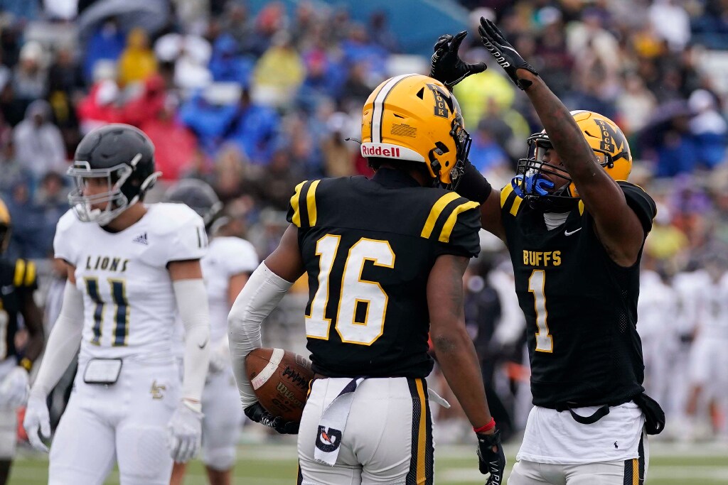 Marshall spoils Lake Creek's historic season, wins 55-18 to advance to ...