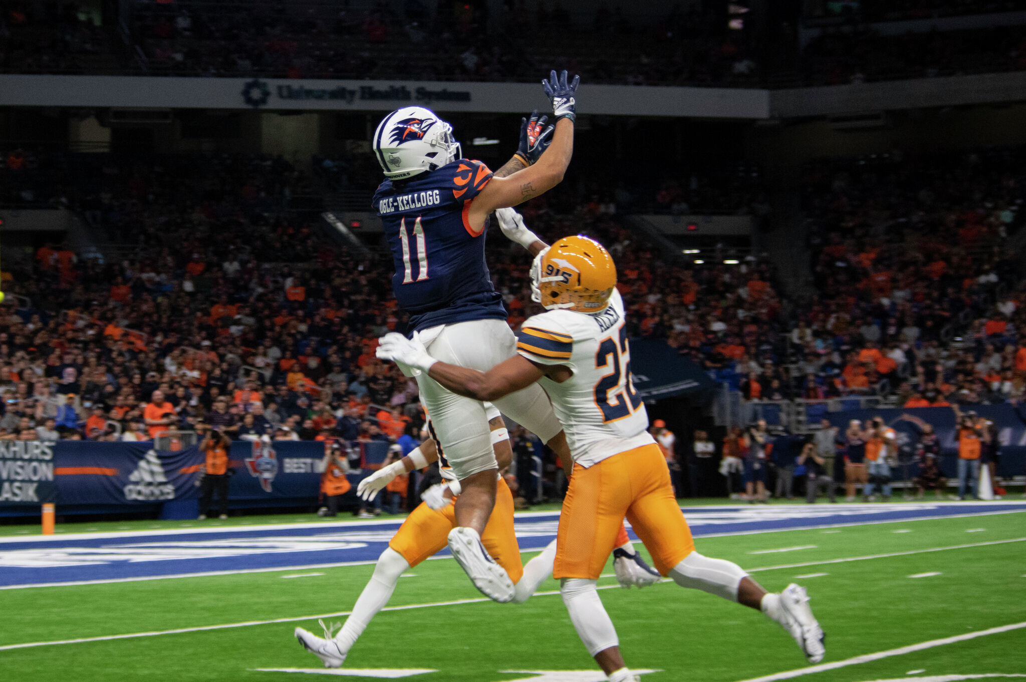 UTSA football overcomes 24-0 deficit, defeats UTEP 34-31