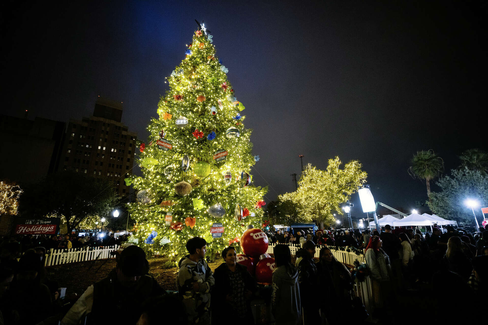 40th annual H-E-B Christmas Tree traveled more than 2,000 miles