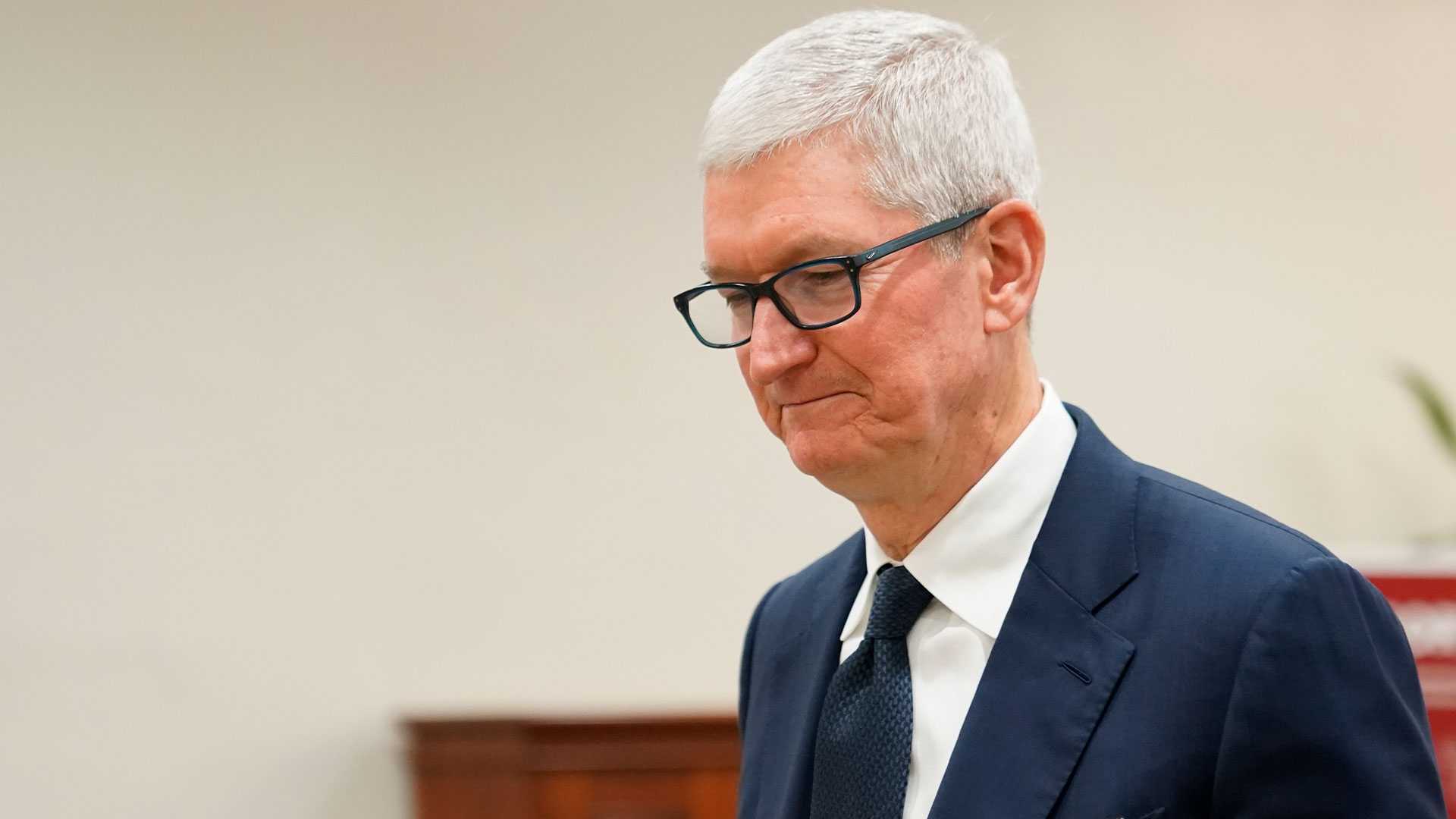 Apple CEO Tim Cook visits victims of Massachusetts Apple store crash in ...