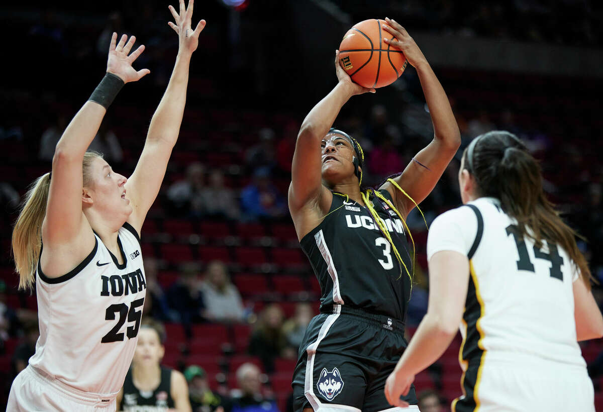 UConn defeats Iowa to win Phil Knight Legacy tournament