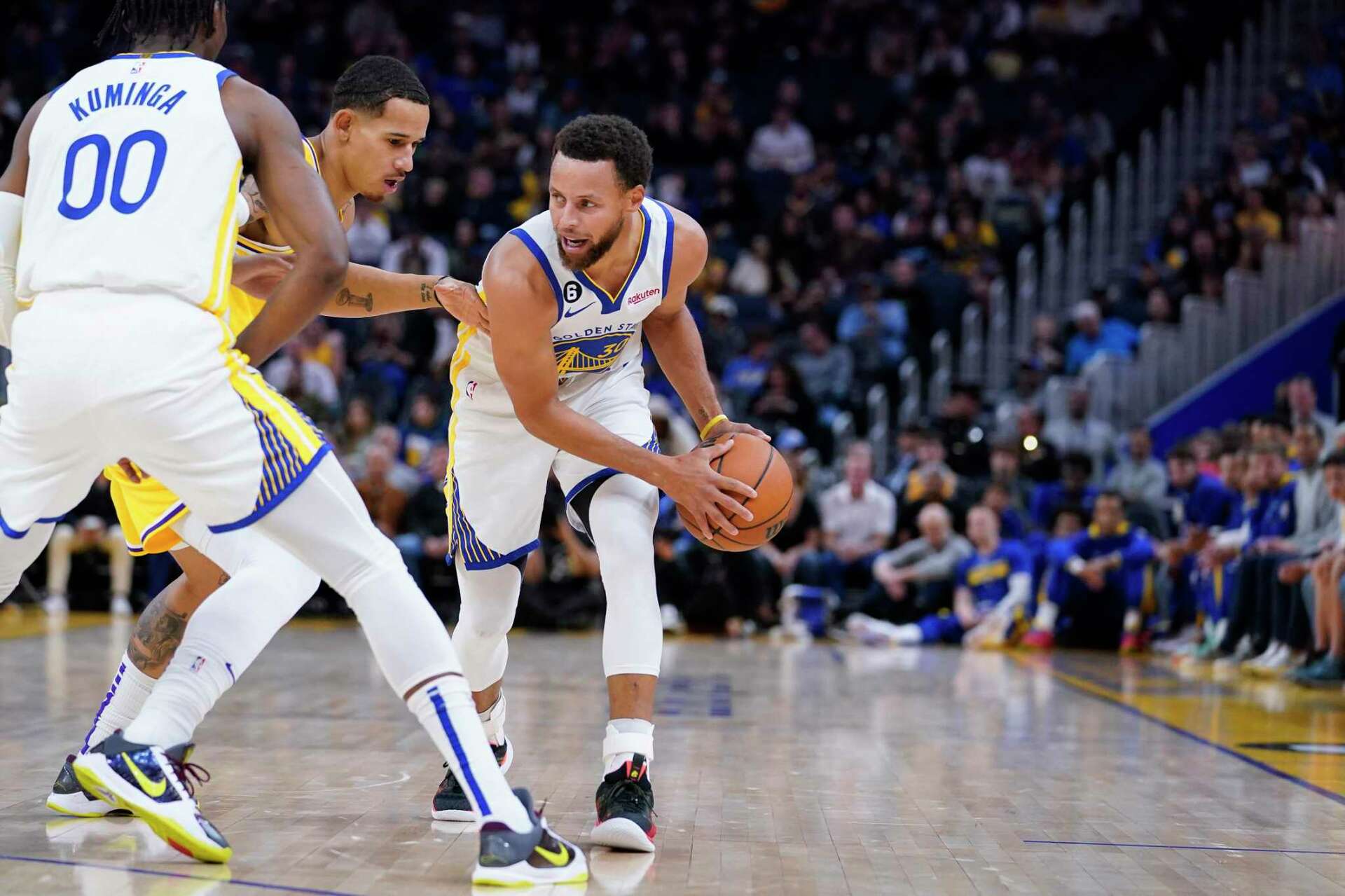 For Warriors’ Curry-centered attack, fancy passing is no passing fancy