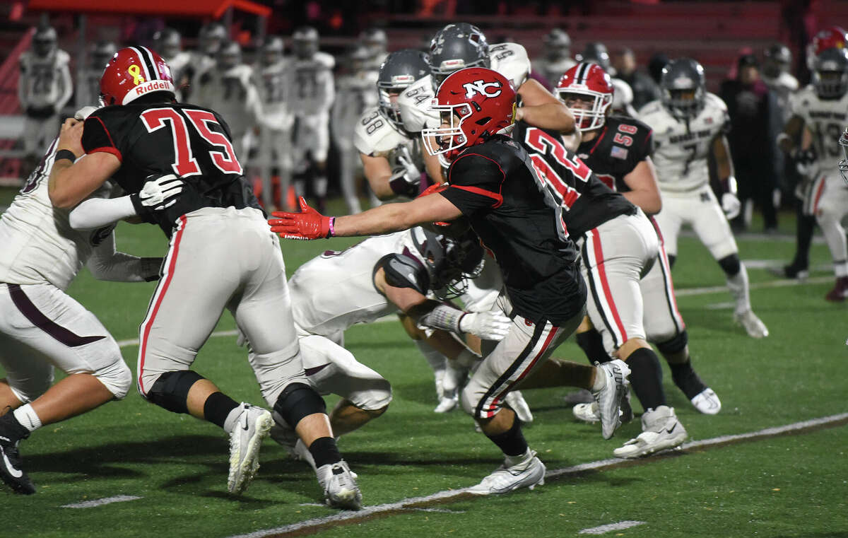 New Canaan football defeats Naugatuck in CIAC Class L quarters