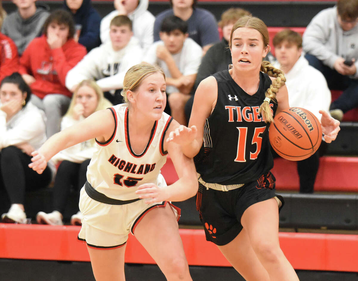 Edwardsville wins in Highland behind career nights from Hauk and Neath