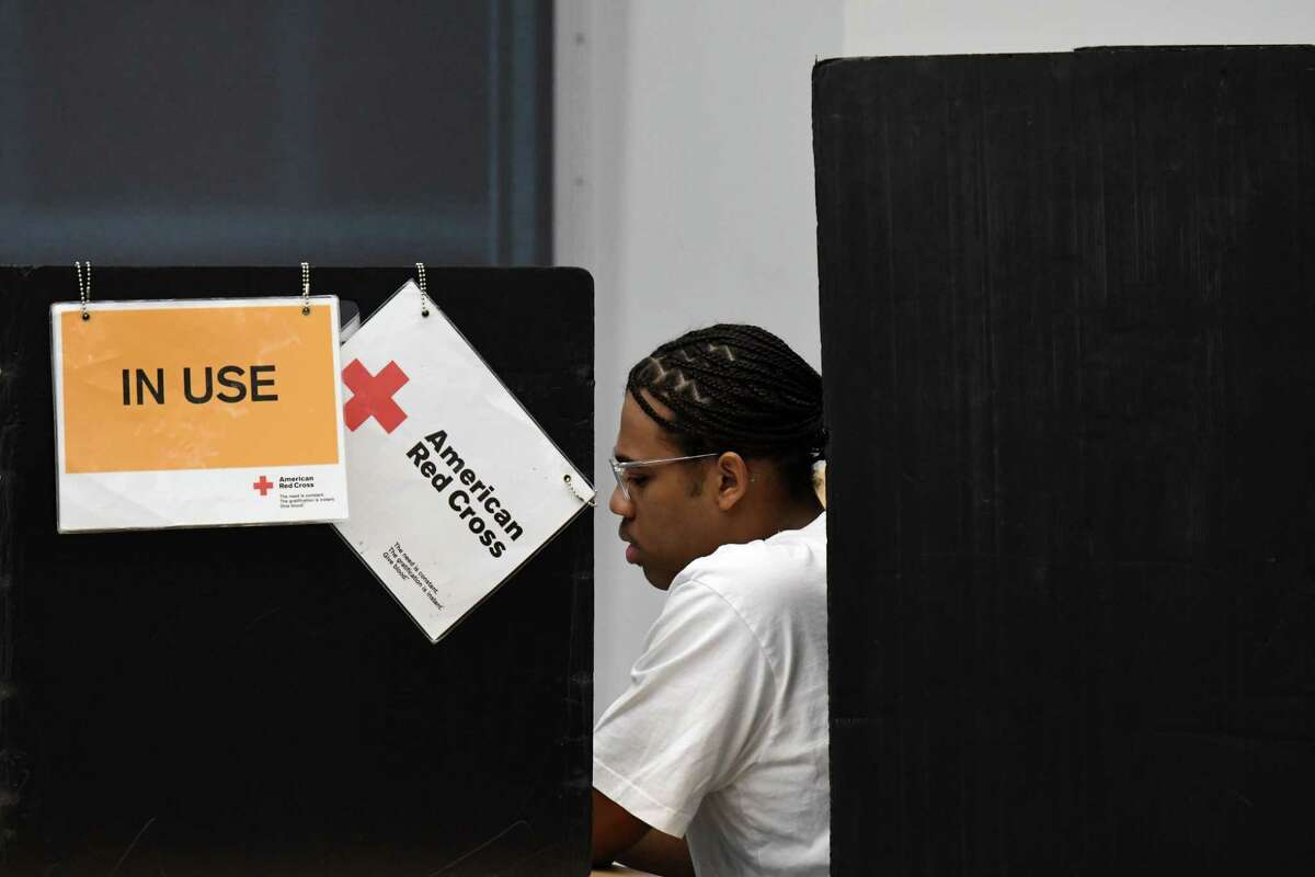 Black students donate blood for sickle cell patients