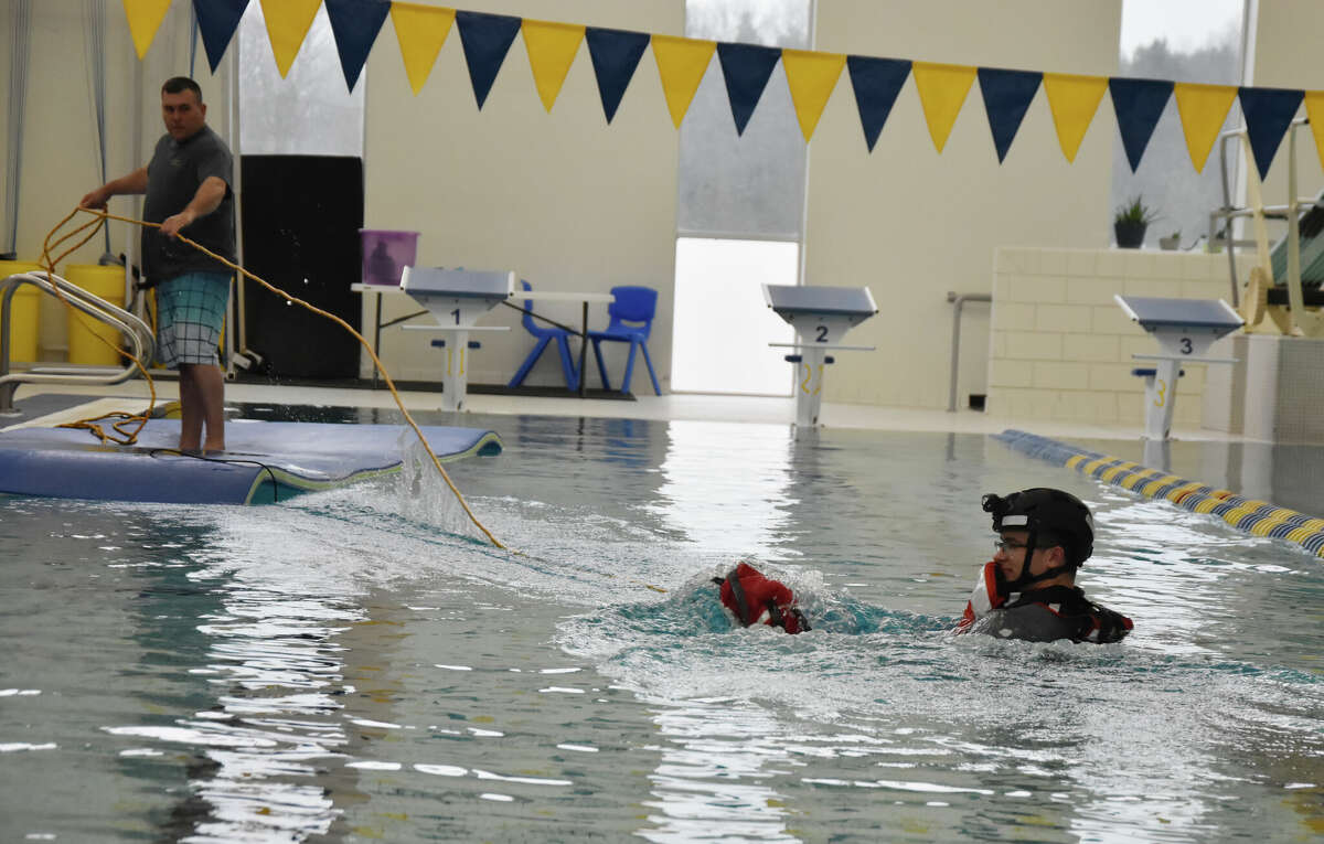 Manistee area police join Coast Guard's ice rescue training