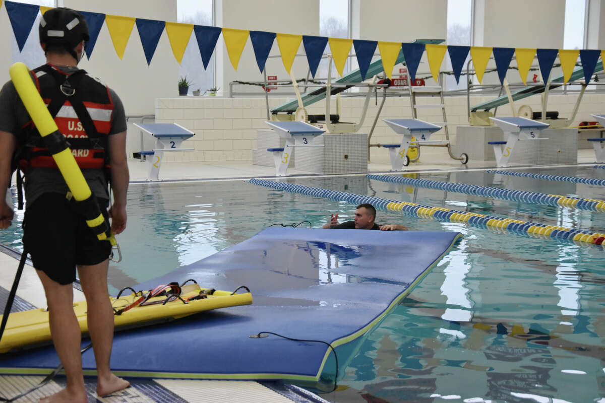 Manistee area police join Coast Guard's ice rescue training