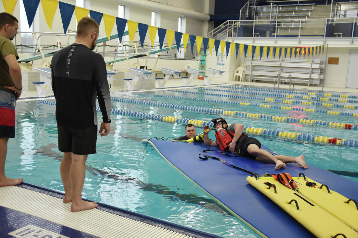 Manistee area police join Coast Guard's ice rescue training