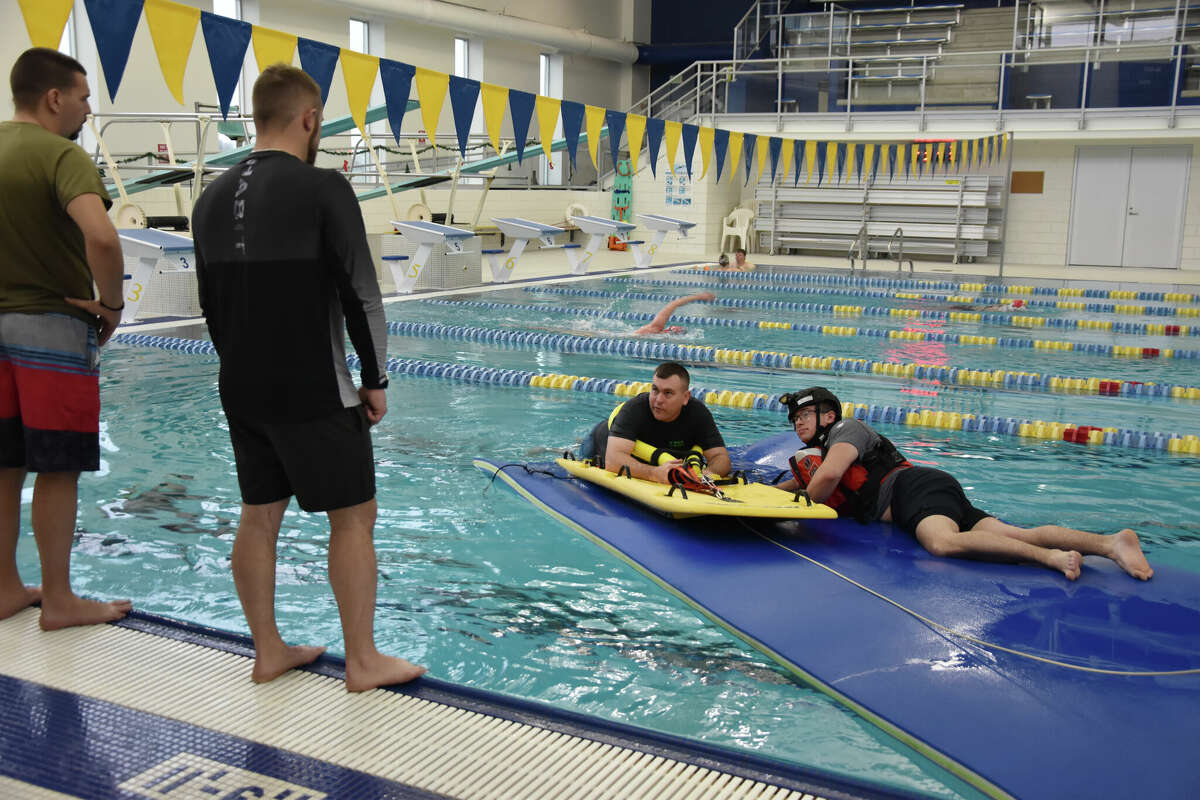 Manistee area police join Coast Guard's ice rescue training