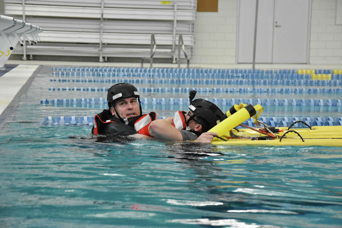 Manistee area police join Coast Guard's ice rescue training