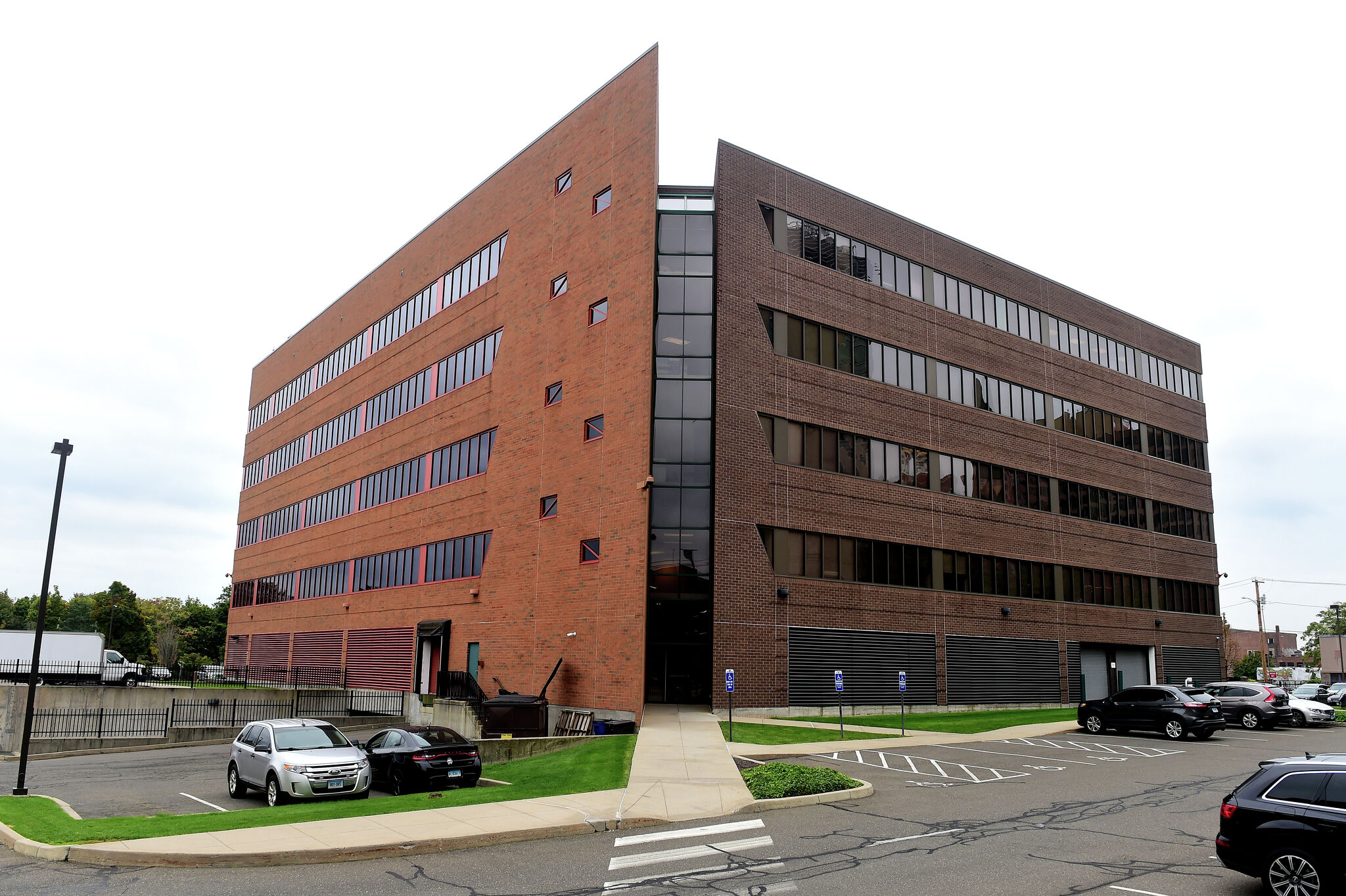 New Haven SWAT assist FBI in Chapel St. arrest warrant execution: Cops