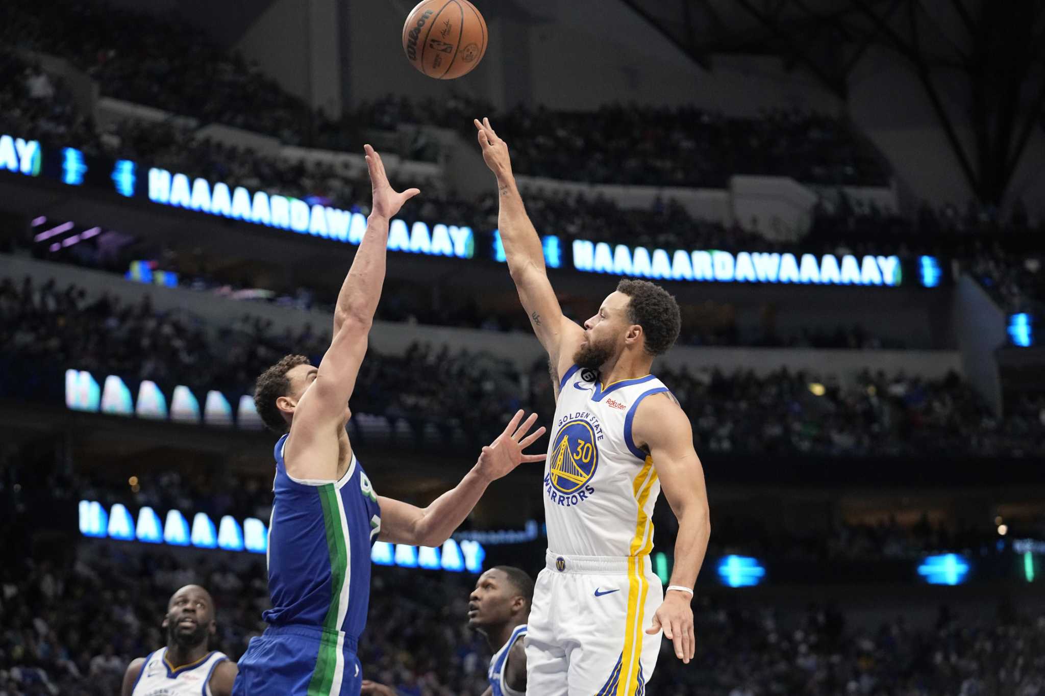For Warriors’ Curry-centered attack, fancy passing is no passing fancy