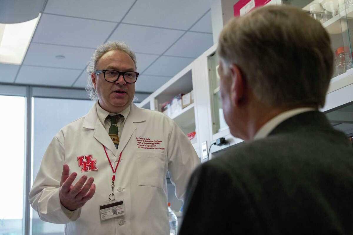 Abbott tours fentanyl vaccine laboratory at University of Houston