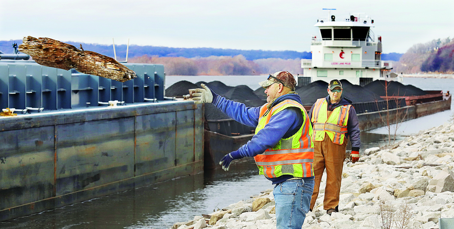 Cold driftwood cleanup tackles Great River Road in Godfrey