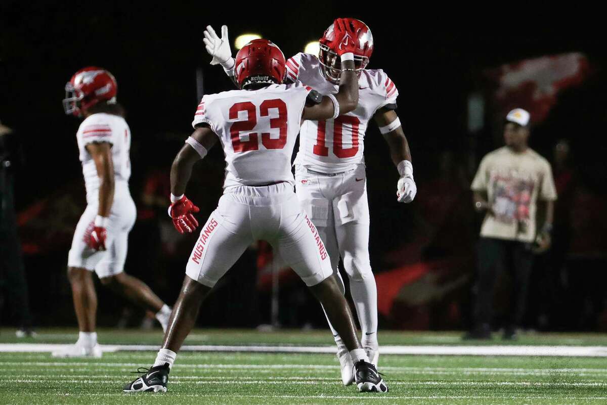 North Shore Mustangs advance to state semifinals