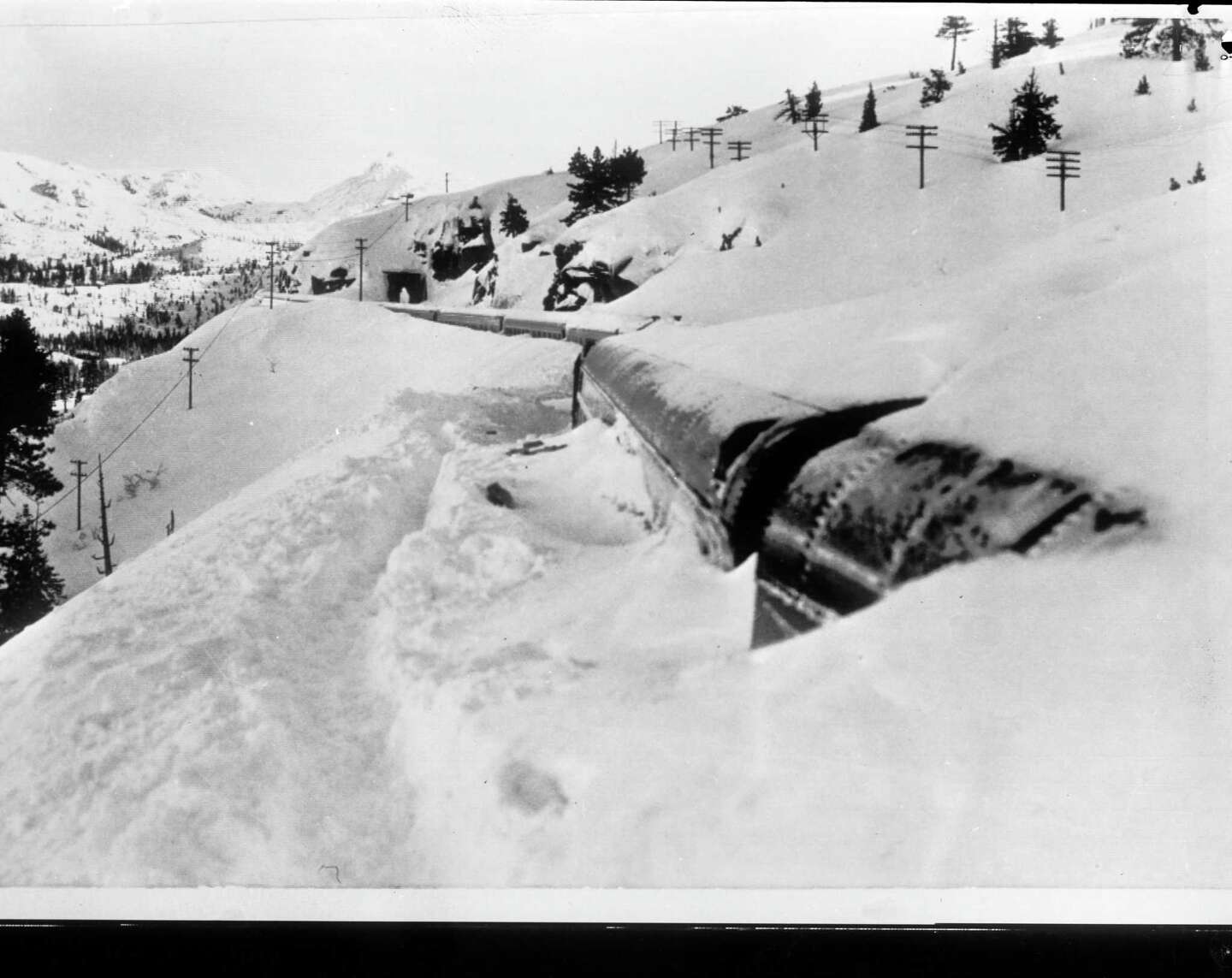 1952 Sierra blizzard turned snowbound luxury train into frigid hell
