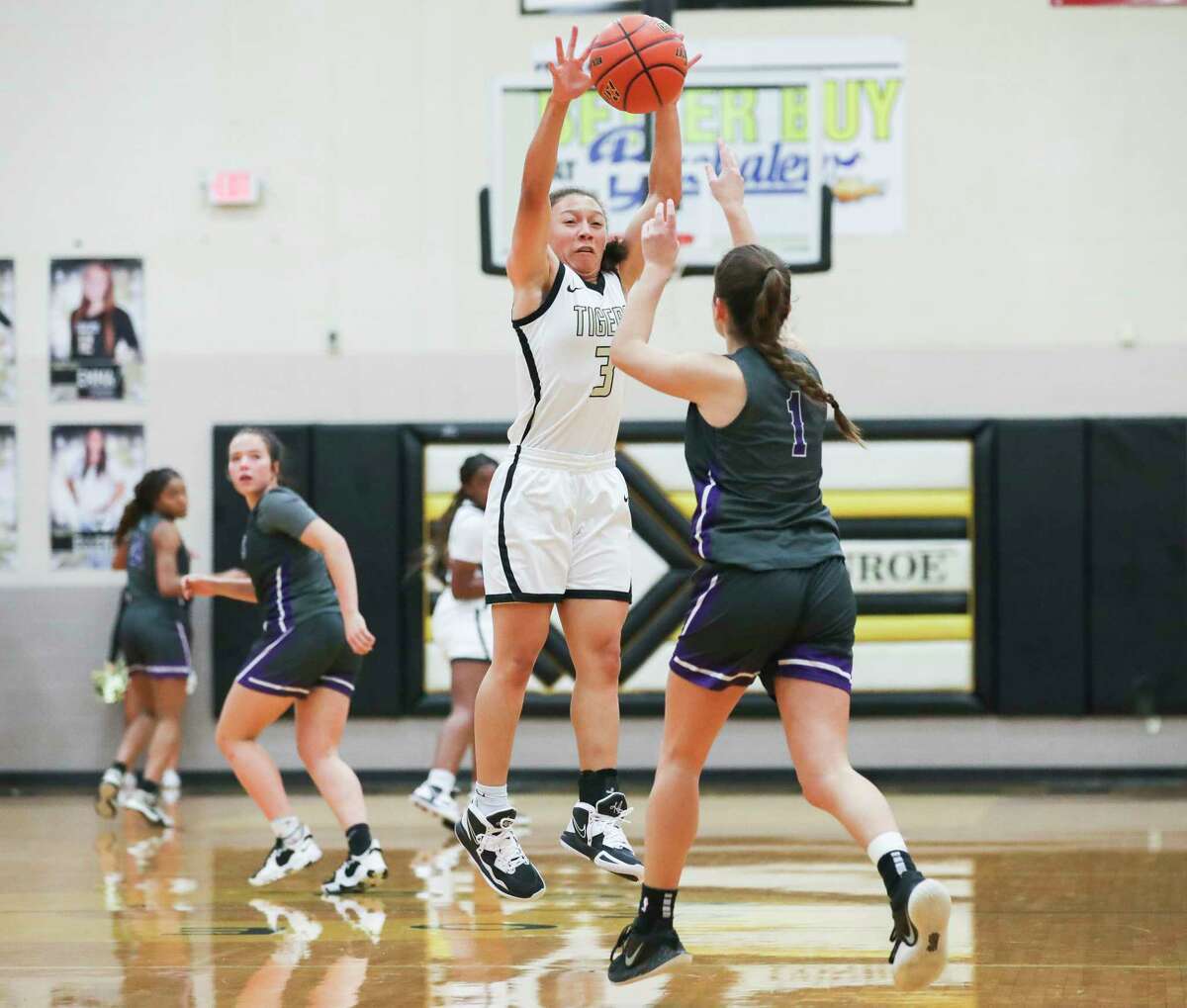 Conroe uses depth for 13-6A win over Willis