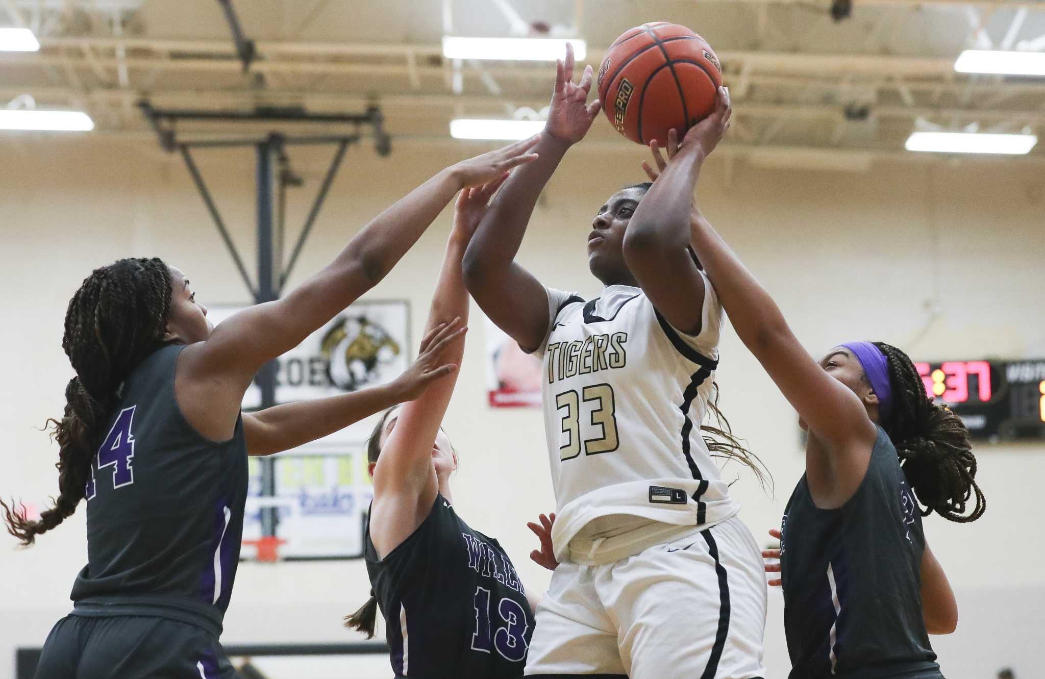 Conroe, Grand Oaks go to 3-0 in 13-6A play