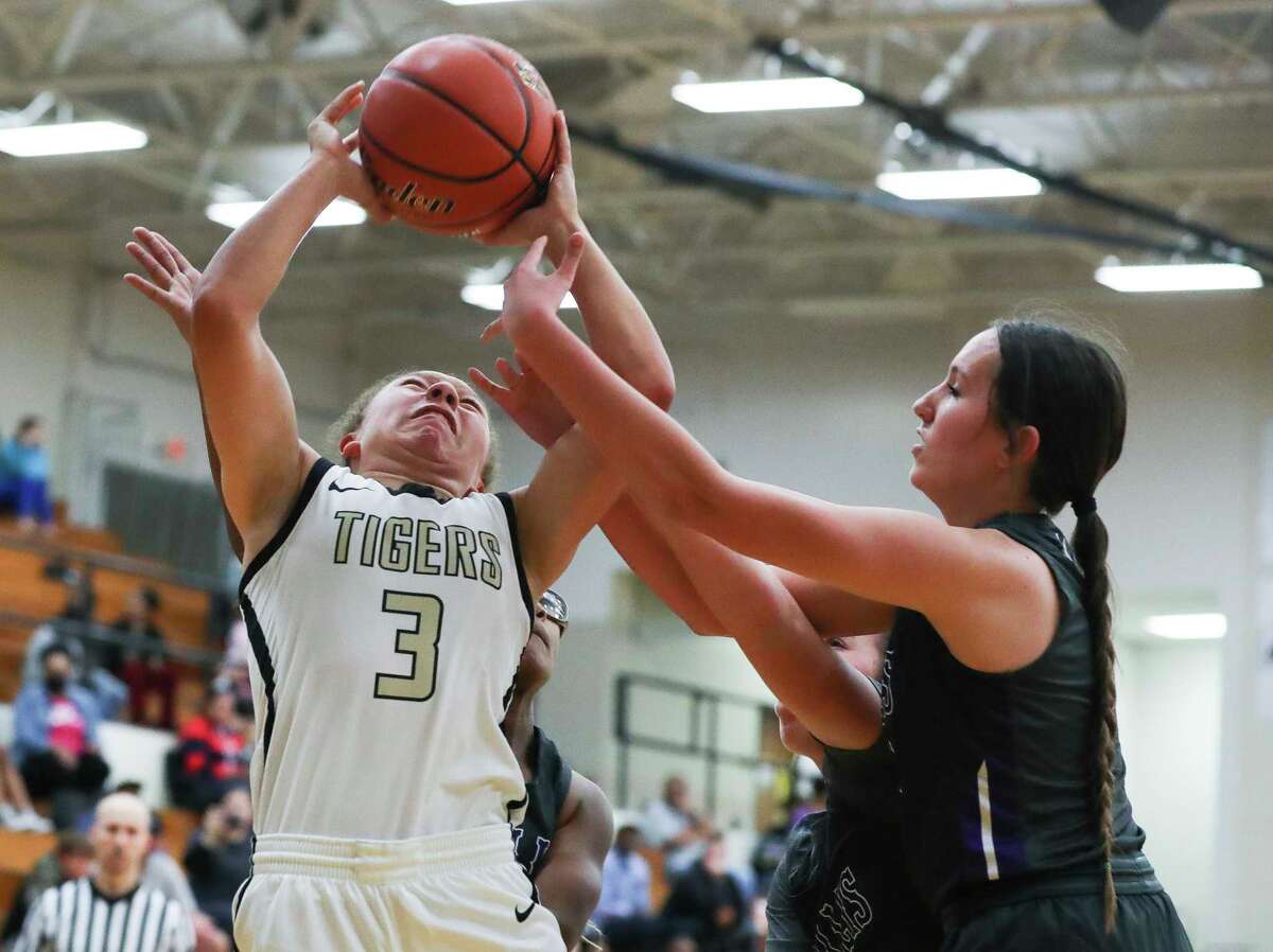 Conroe uses depth for 13-6A win over Willis