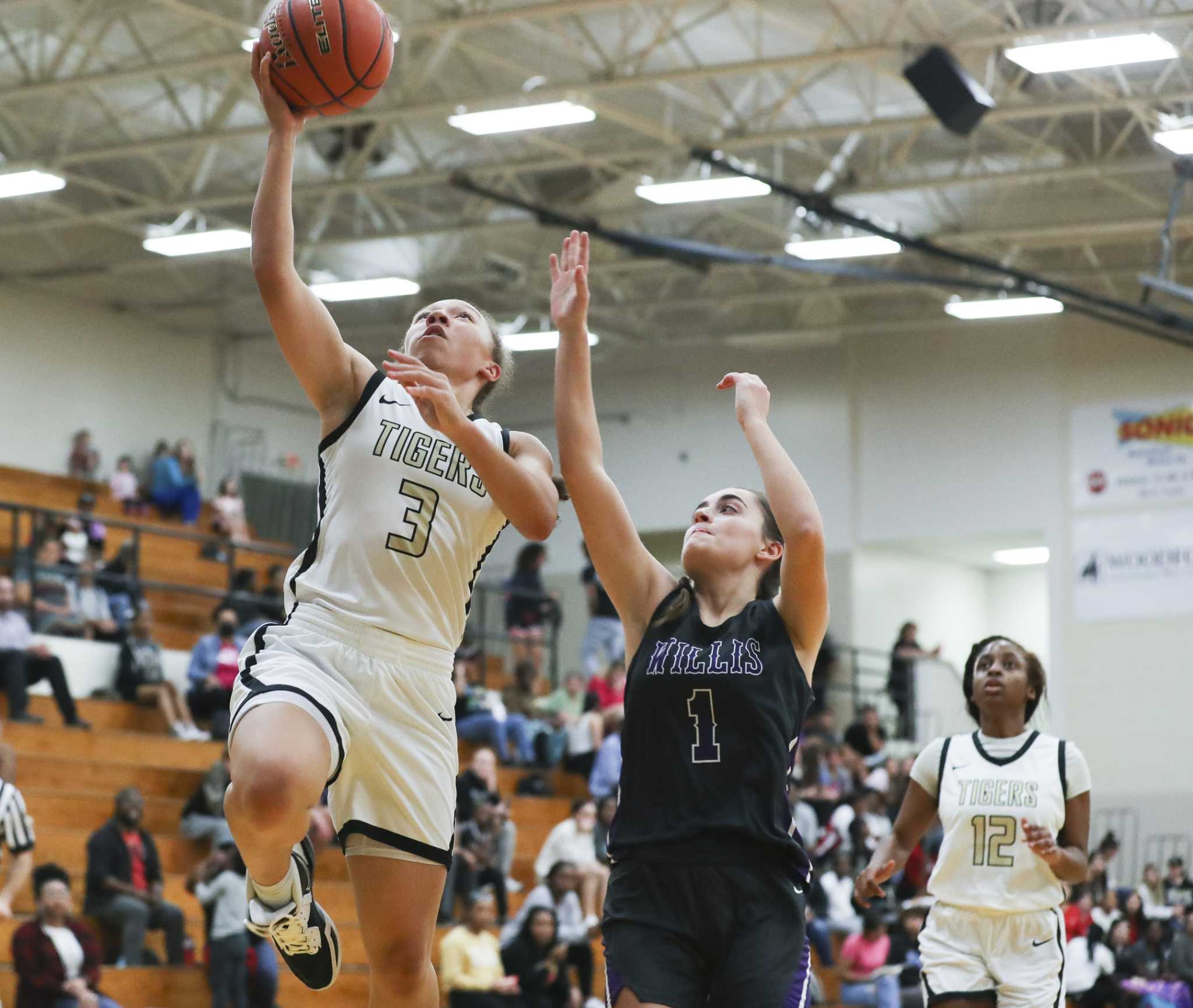 Conroe uses depth for 13-6A win over Willis