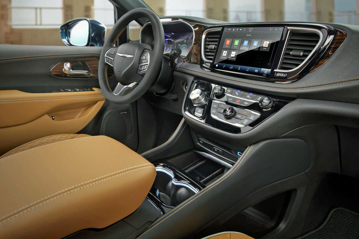 Chrysler’s Pacifica minivan includes segment’s first plug-in hybrid model