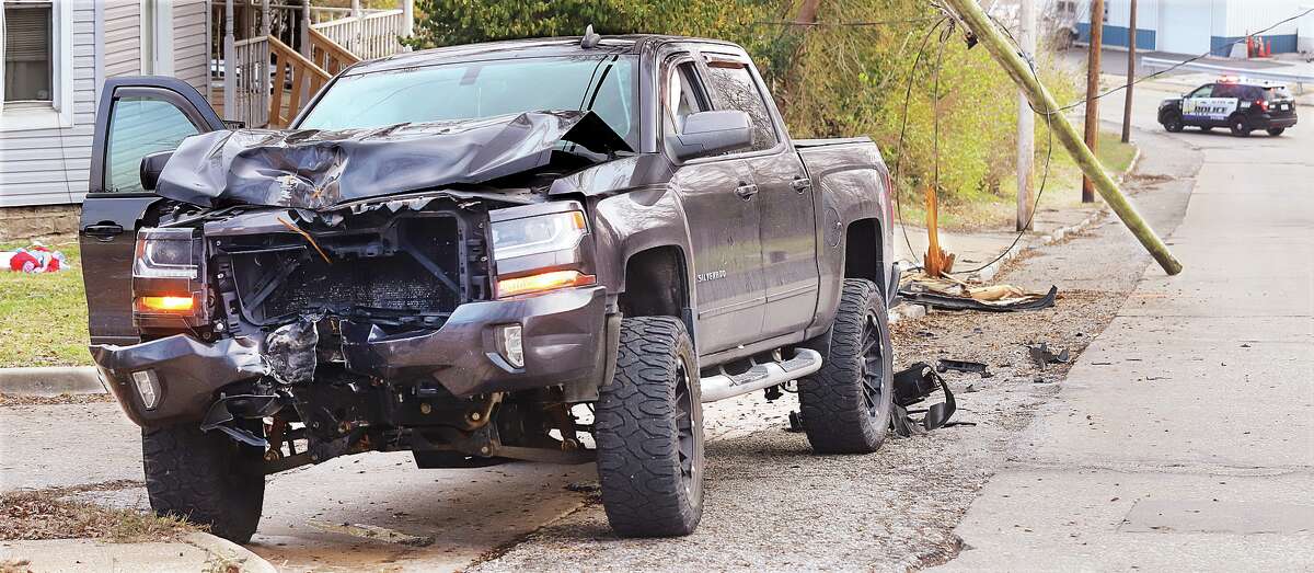 Truck strikes utility pole in Alton