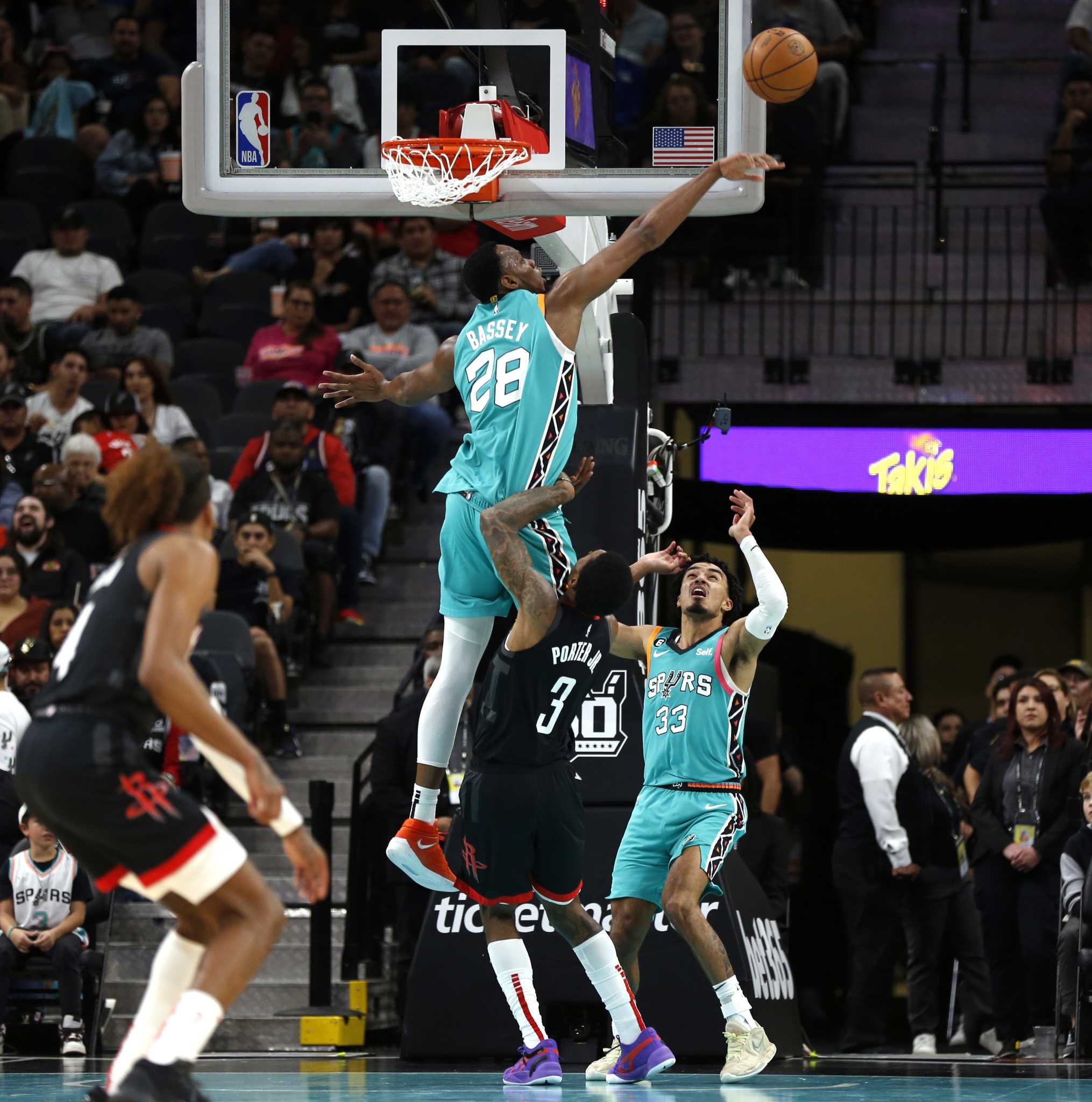 Spurs defeat Rockets, break 11-game losing streak