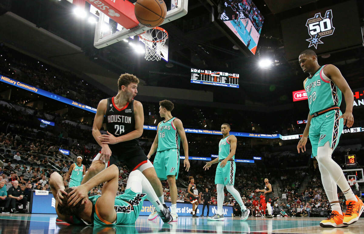 Houston Rockets' defense has a tough night vs. San Antonio Spurs