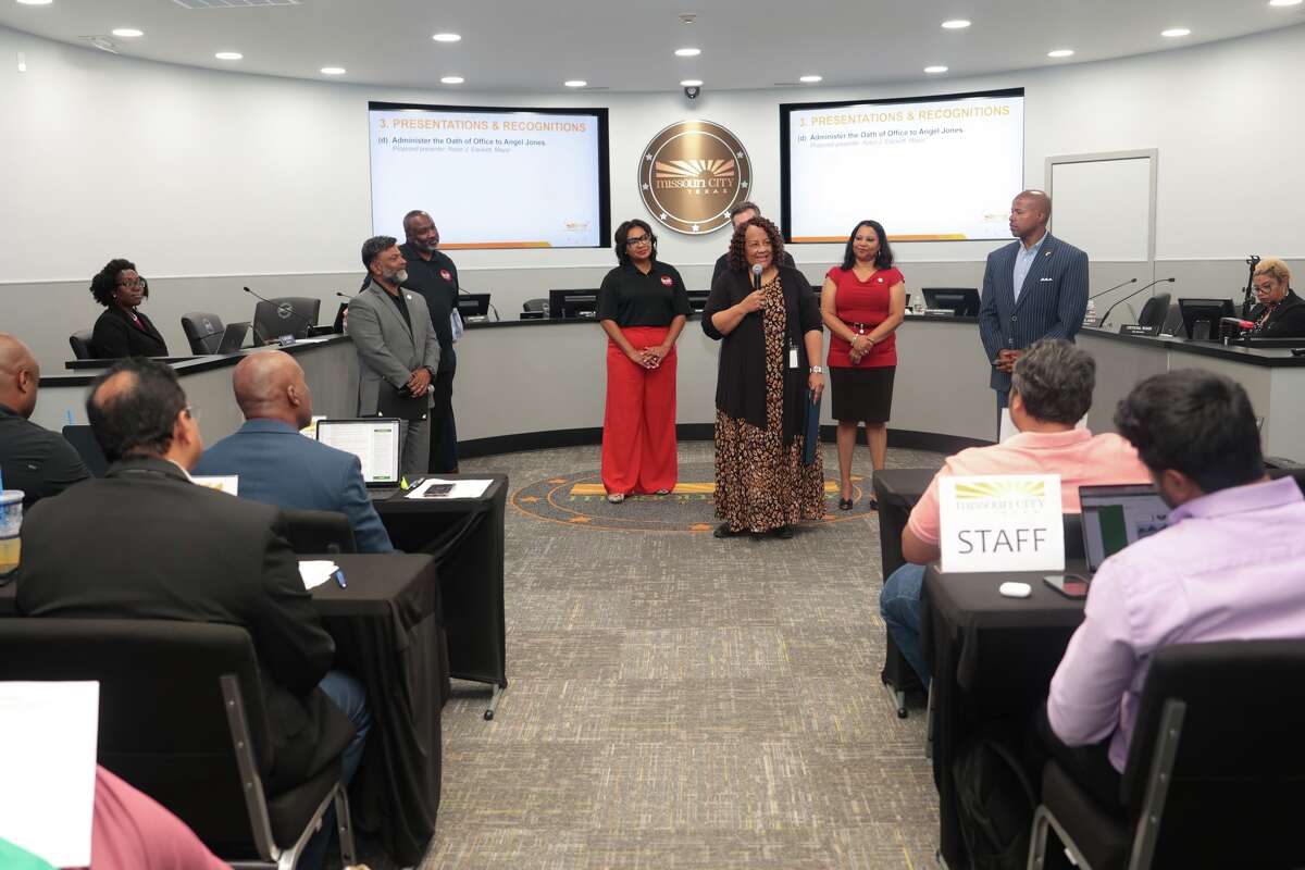 Missouri City's first female city manager, Angel Jones, sworn in