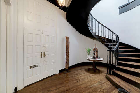 Houston mansion's odd shape provides privacy in bustling city